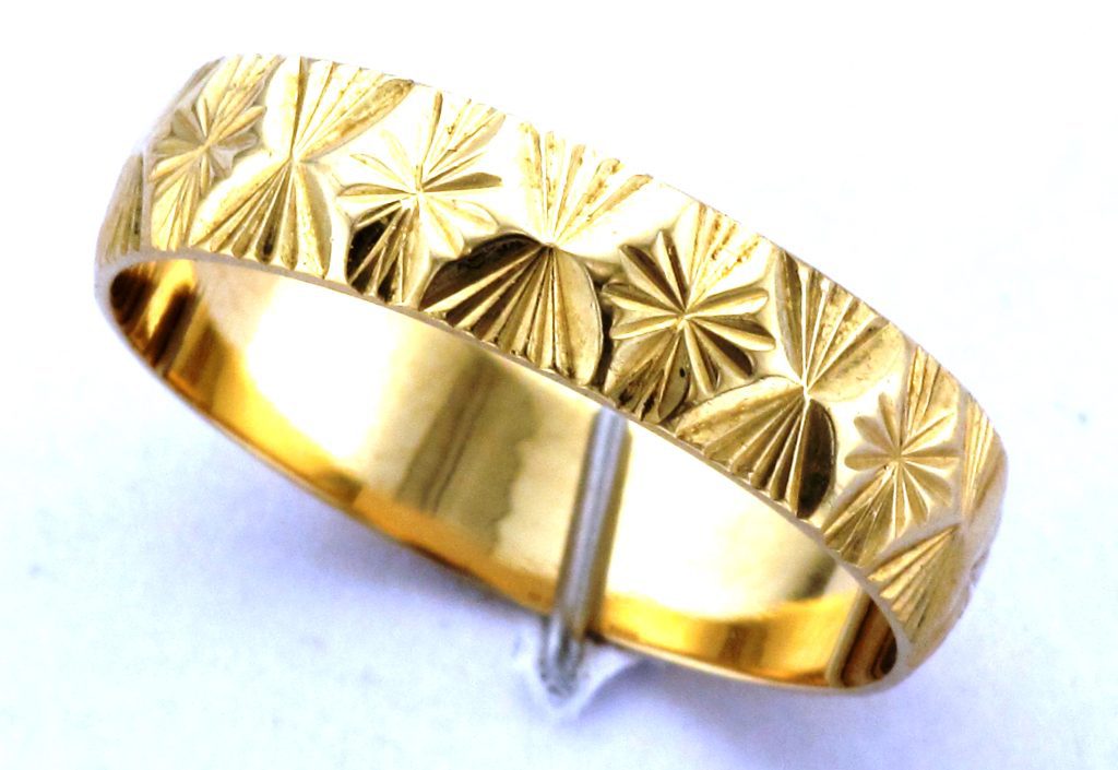 18ct Gold Pattern Wedding Band Ring | Attenborough Jewellers